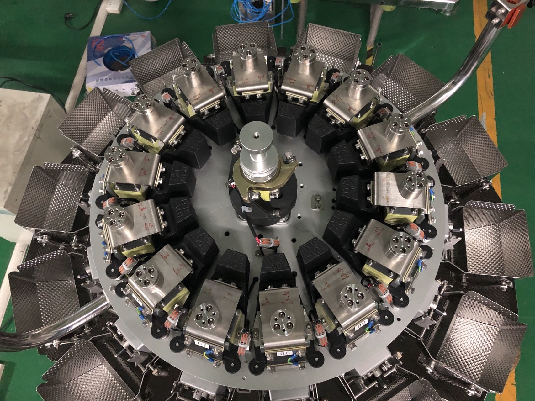 14 Heads Combination Weigher With 0.8L 1.6L 2.5L 5L Plain Hoppers For ...